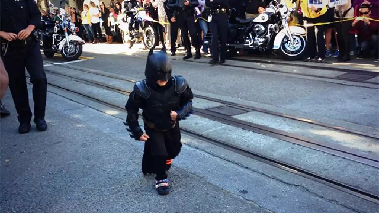 Make-A-Wish BatKid د سان فرانسسکو خوندي کوي