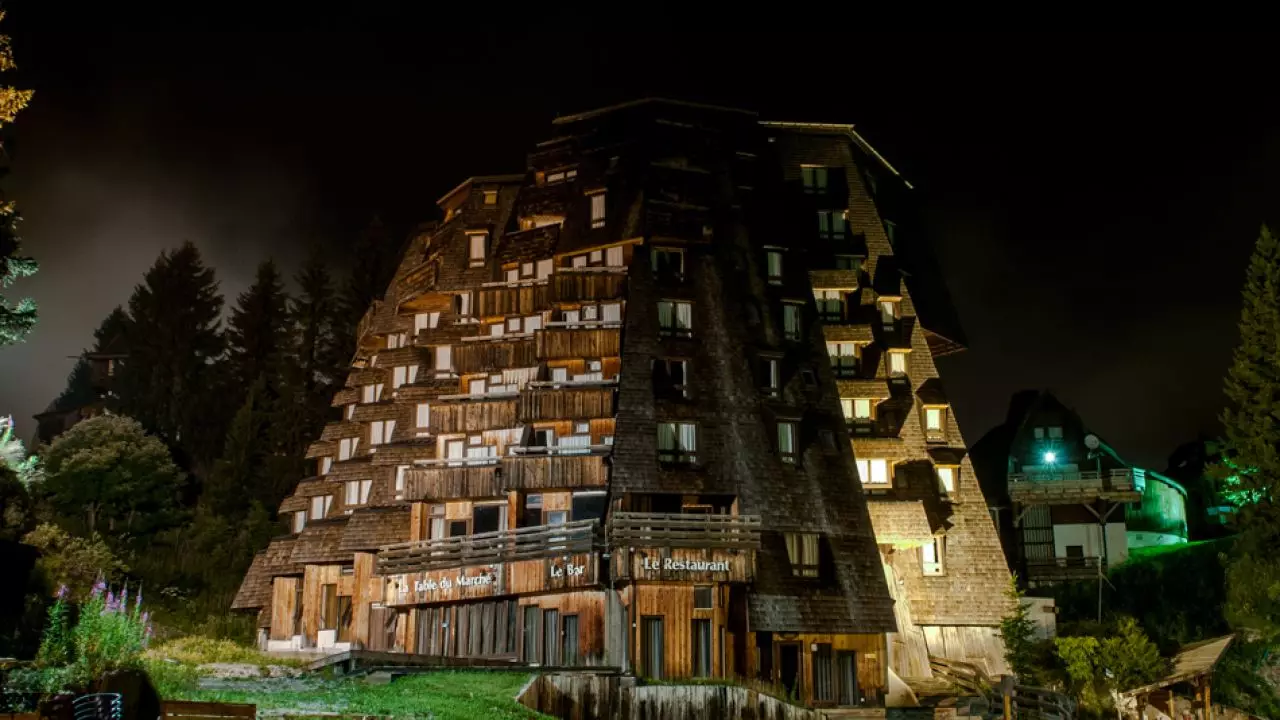 Die jenseitige Architektur von Avoriaz, einem Skigebiet in Frankreich
