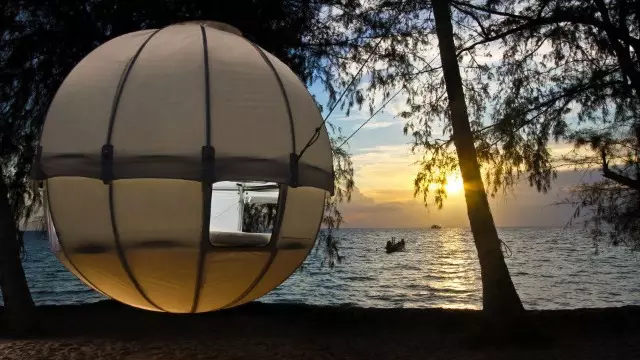 Ez a lebegő földgömb sátor egy gubó az emberek számára