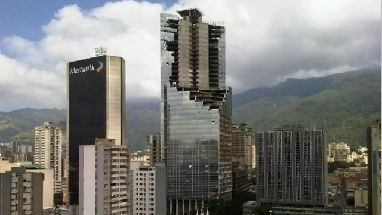 2500 människor bor i en övergiven skyskrapa i Caracas
