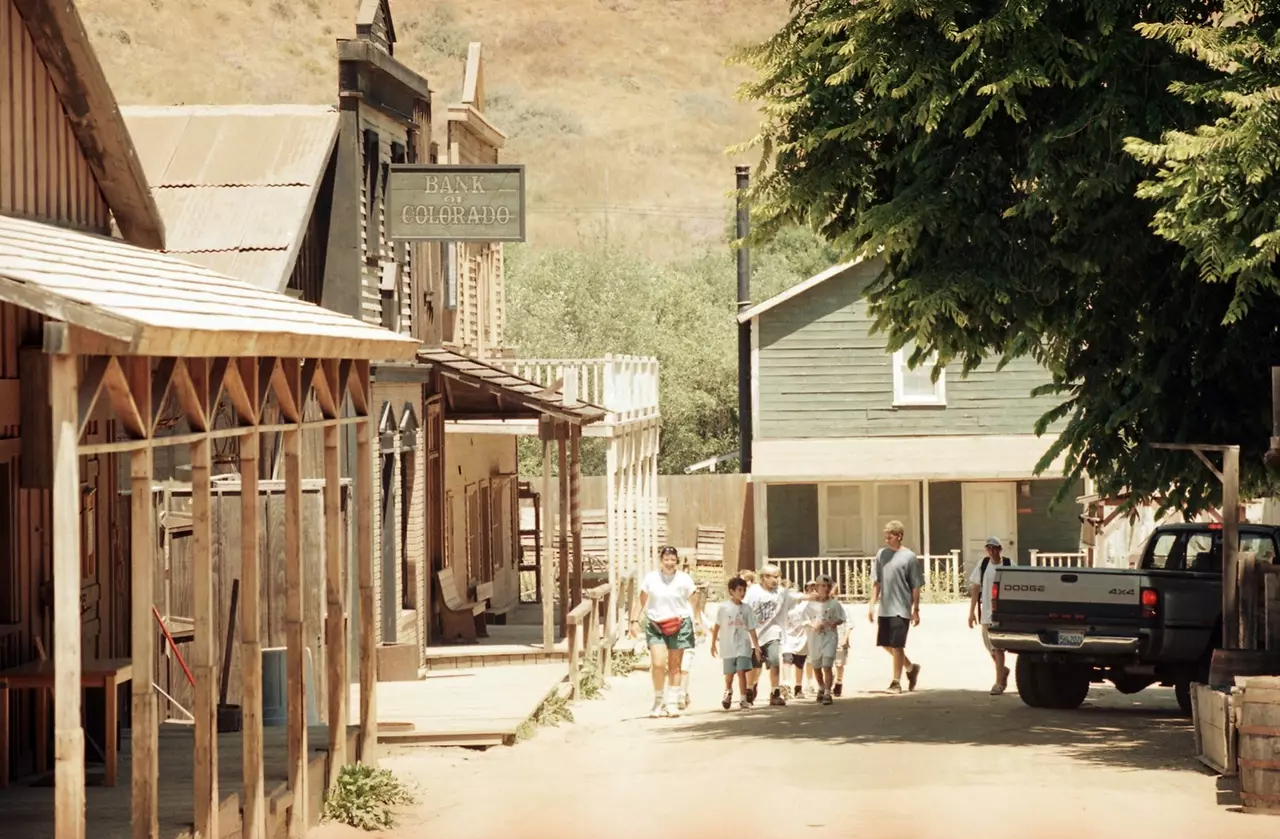 Paramount Ranch, Ọnọdụ maka HBO's Westworld na ọtụtụ ihe nkiri, na-ere ọkụ n'ala.