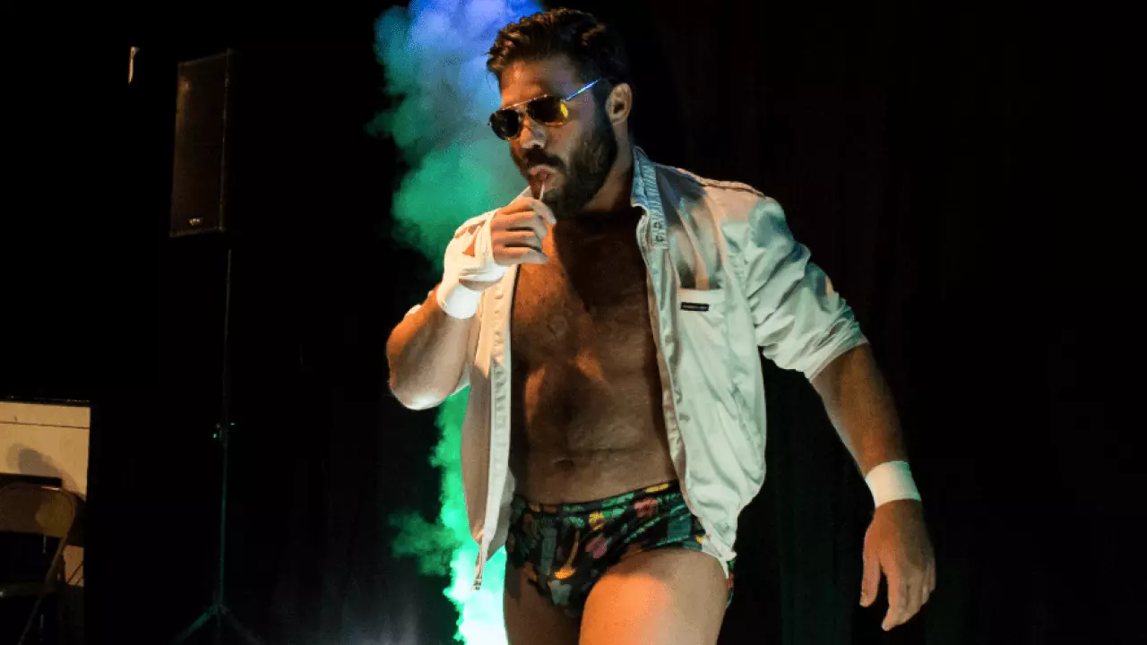 Renkontu Joey Ryan, La Luktisto Kun La Magia Diko Kiu Revenis De La Morta