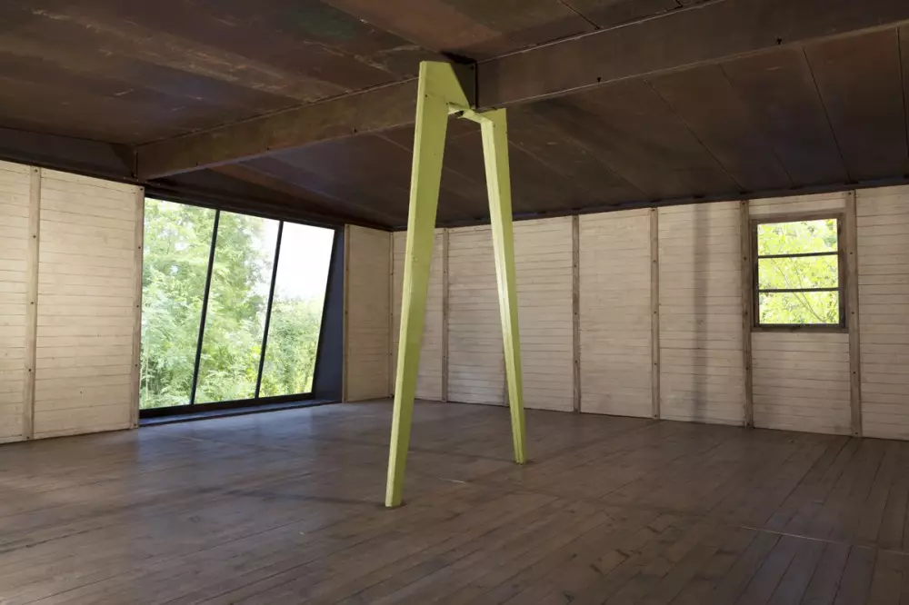 Regardez une maison préfabriquée de 70 ans déballée et reconstruite en 48 heures