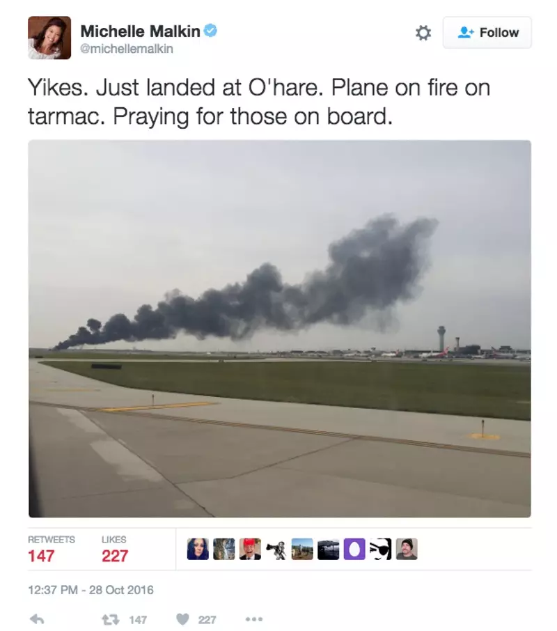 מטוס עולה באש בשדה תעופה ביום תרגיל באש