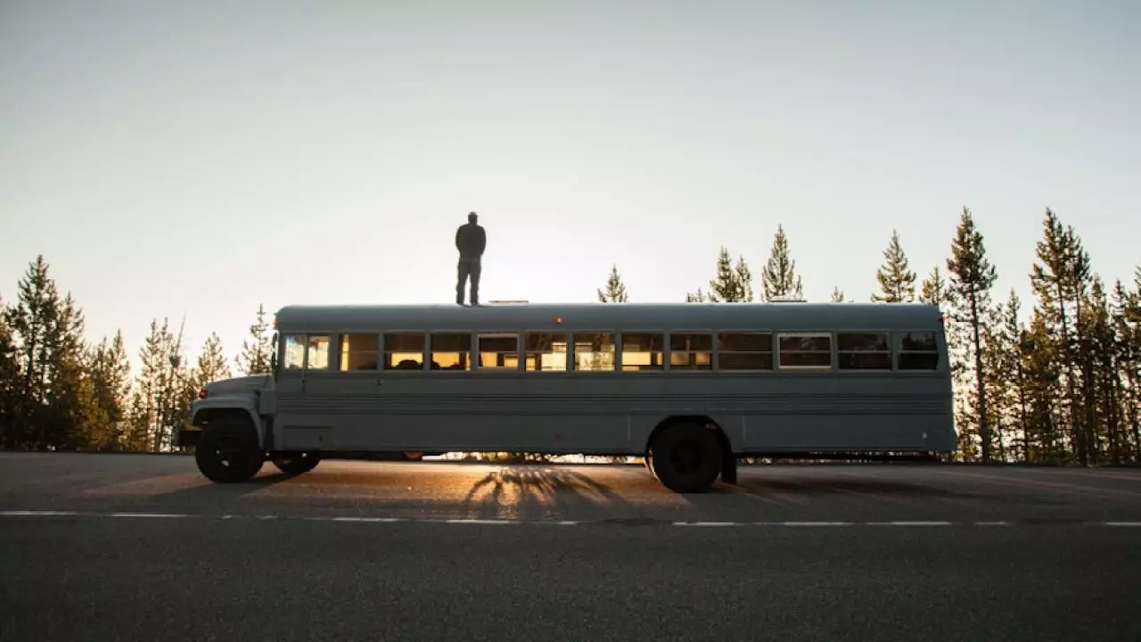 Архитектура студенти мектеп автобусун жайлуу үйгө айлантат
