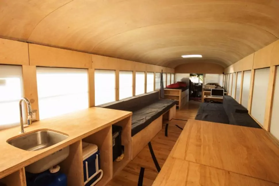 Arkitektstudent konverterar skolbuss till mysigt hem