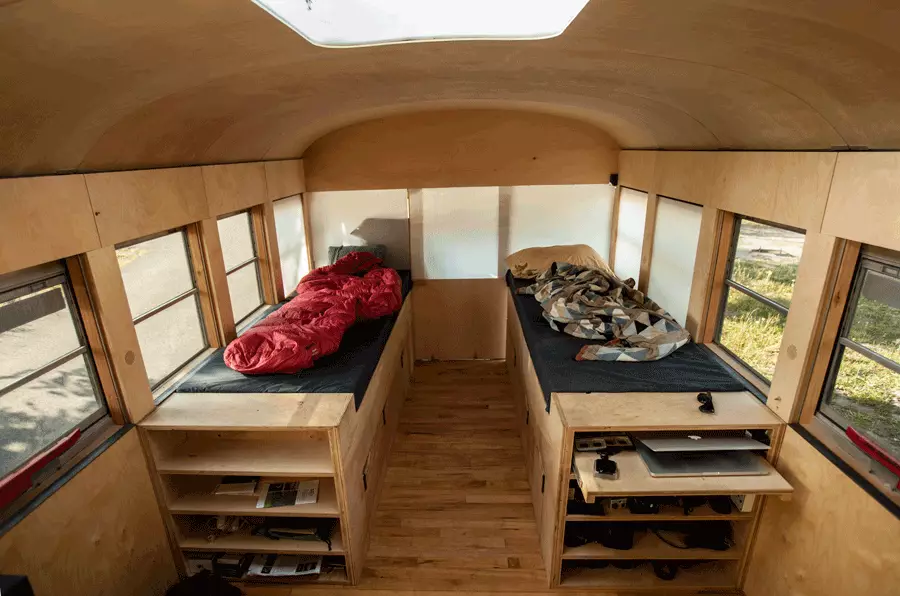 Studente di architettura converte lo scuolabus in una casa accogliente