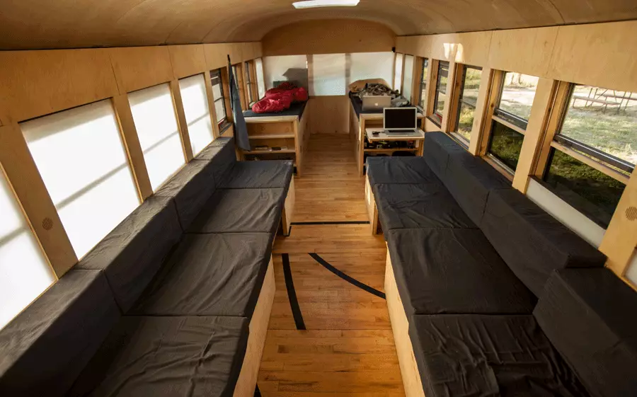 Studente di architettura converte lo scuolabus in una casa accogliente