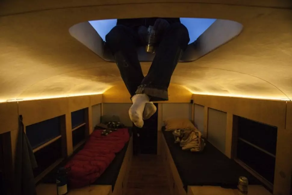 Arkitektstudent konverterar skolbuss till mysigt hem