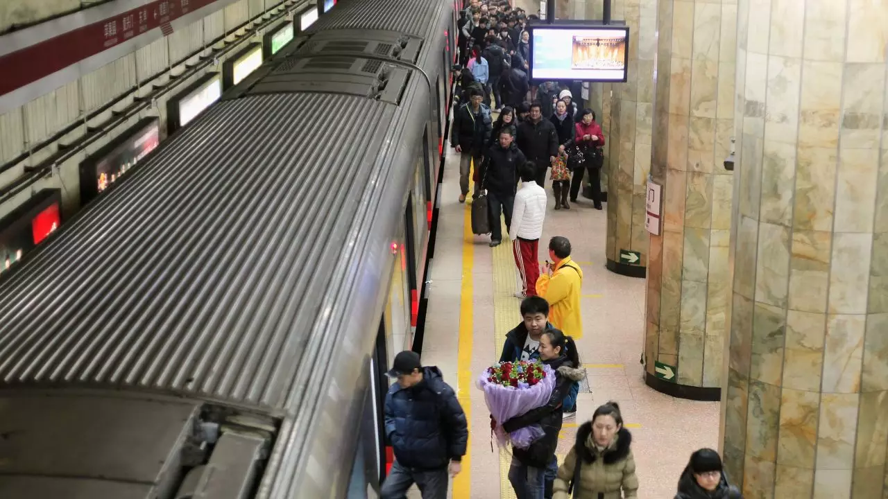 Ķīnas goti protestē ar pašbildēm pēc tam, kad metro braucējam tika pavēlēts noņemt šausminošo grimu