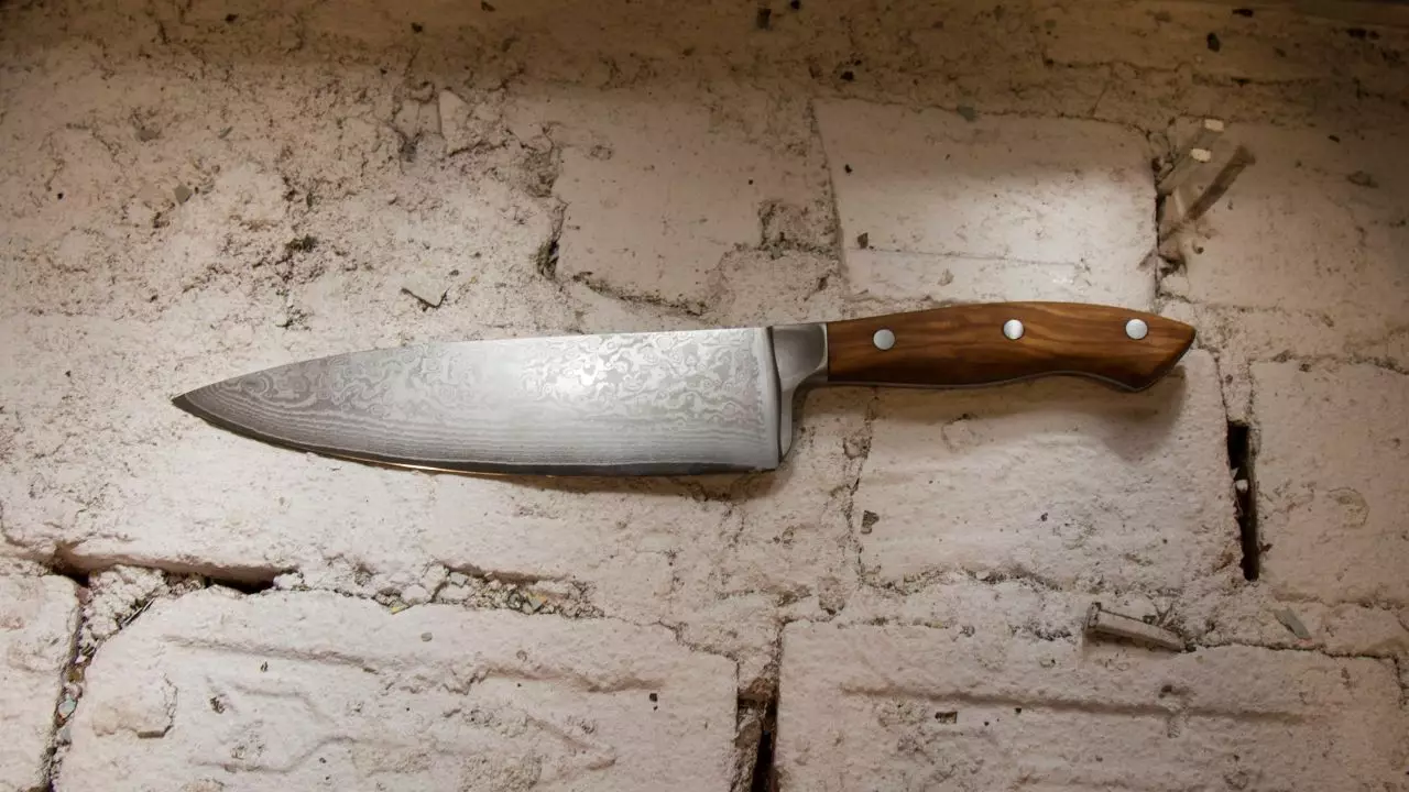 Esta linda faca de chef é lindamente barata