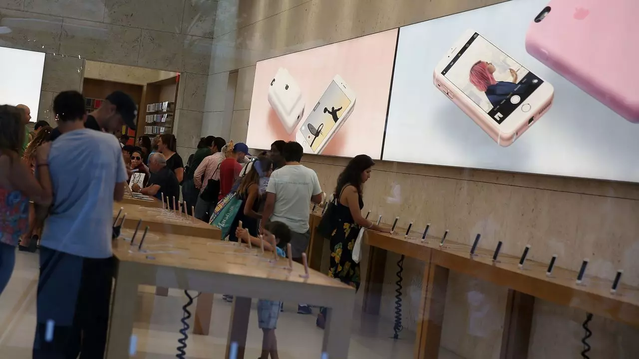 Siopaeirí Apple Store i ngleic le hAmhraíonn I $24,000 MacBook Grab-And-Dash Heist