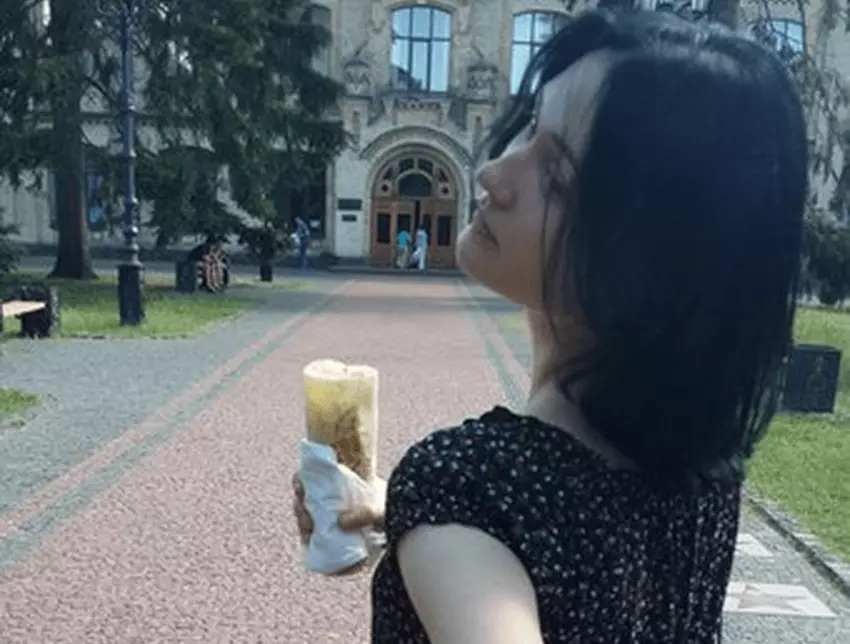 Wanita ing Rusia Pose karo Shawarma, Mungkin Amarga Putin