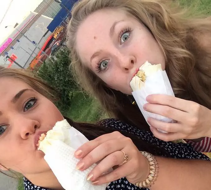 As mulleres en Rusia están posando con Shawarma, probablemente porque Putin