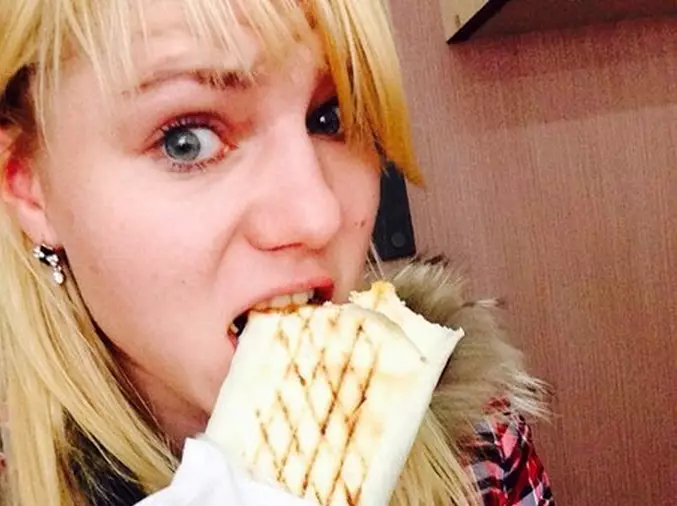 Las mujeres en Rusia están posando con Shawarma, probablemente porque Putin