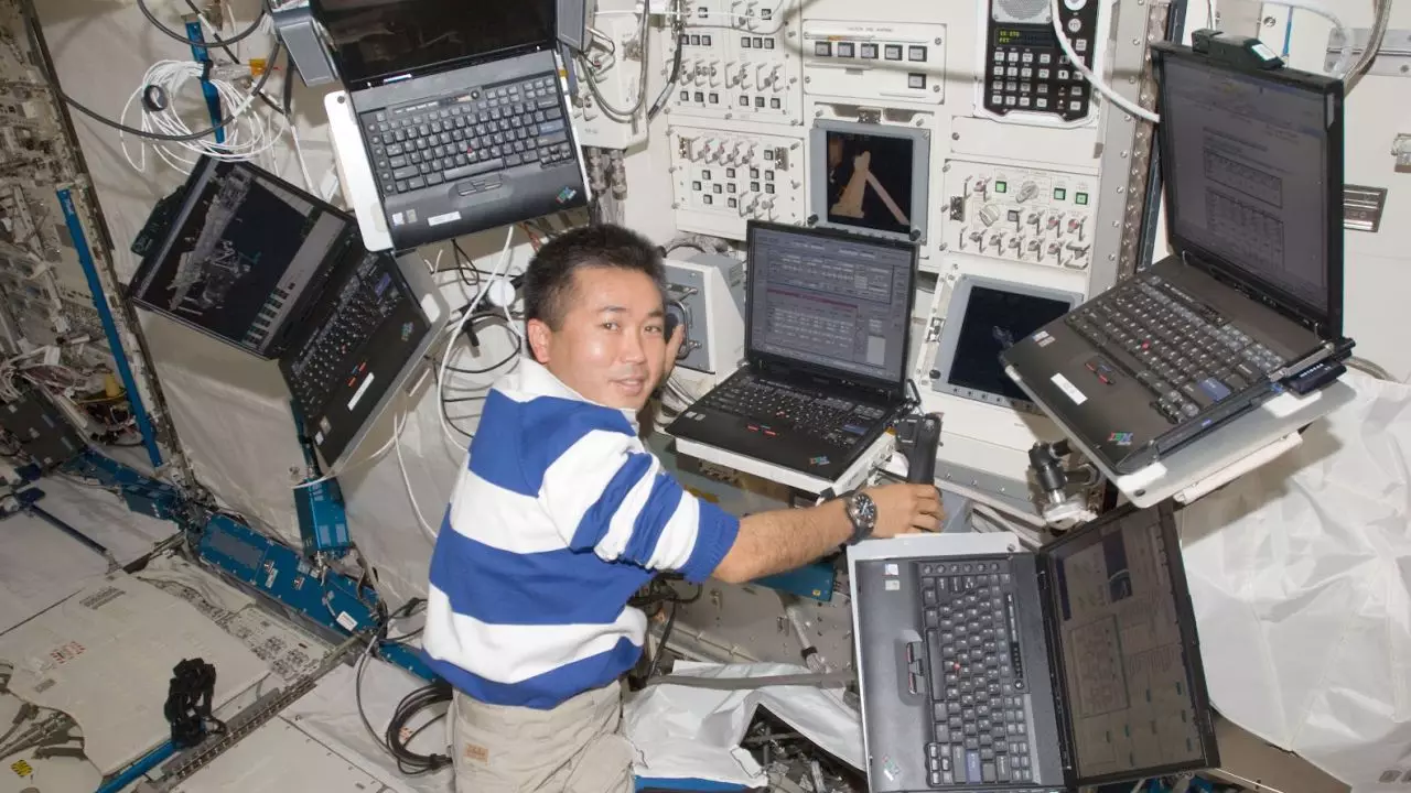 Kaip astronautai naudoja nešiojamuosius kompiuterius tarptautinėje kosminėje stotyje