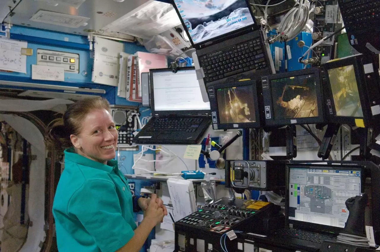 Astronotlar Uluslararası Uzay İstasyonunda Dizüstü Bilgisayarları Nasıl Kullanıyor?