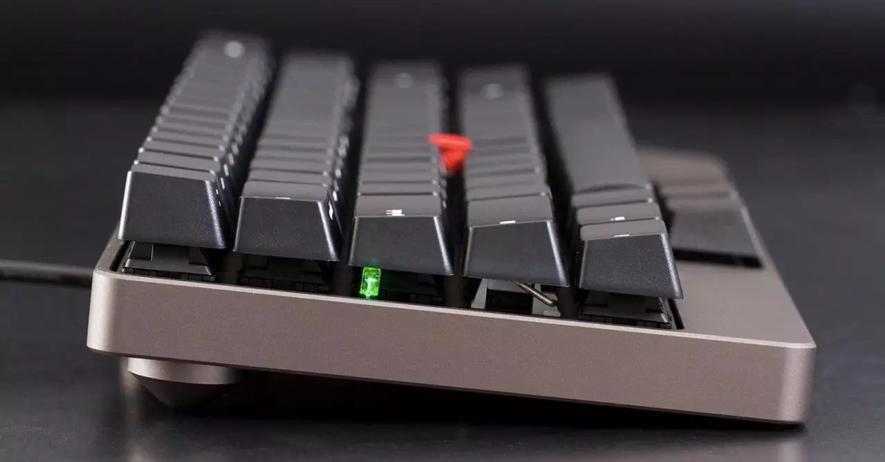 Een compact semi-draagbaar toetsenbord met originele mechanische toetsen