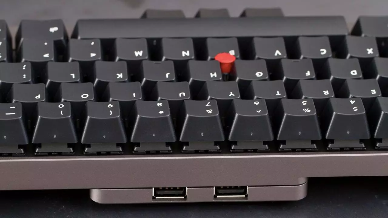 Компактна полупреносима клавиатура с оригинални механични клавиши