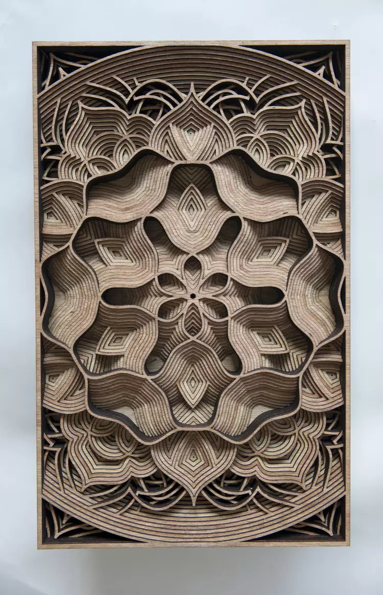 Artista cria esculturas de madeira impressionantes com tecnologia de corte a laser
