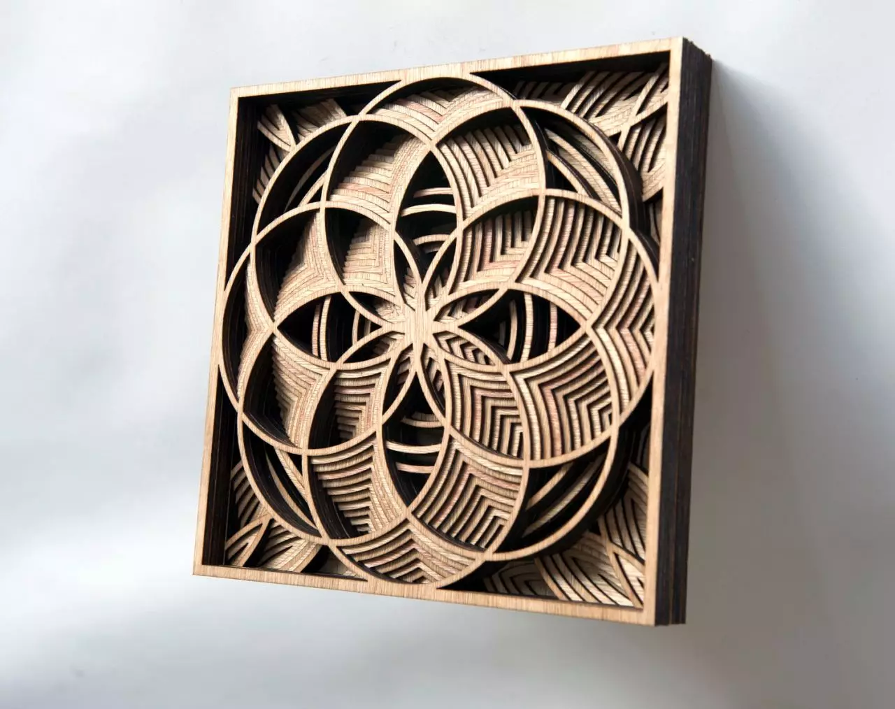 アーティストがレーザー切断技術で見事な木製彫刻を作成