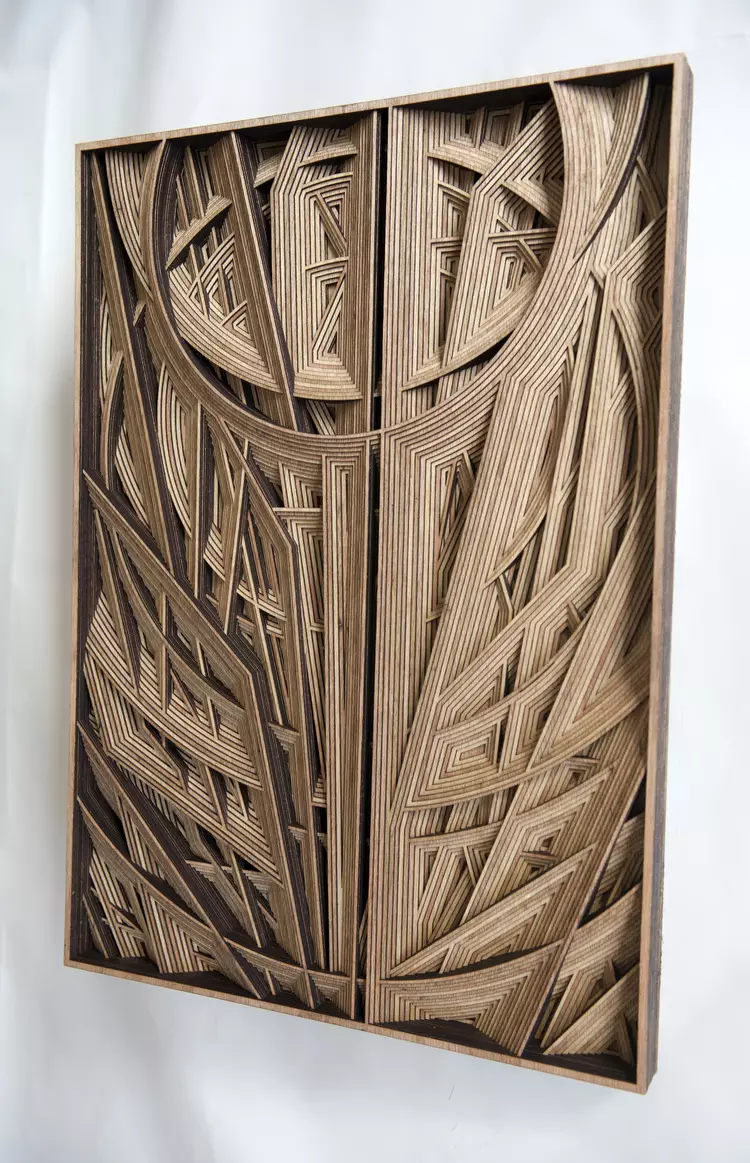アーティストがレーザー切断技術で見事な木製彫刻を作成