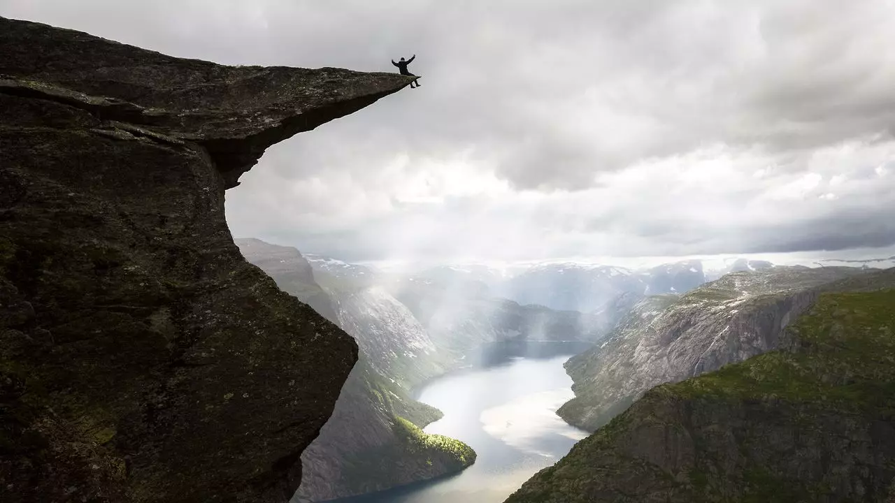 O fermoso acantilado noruegués é un pesadelo para os que teñen medo ás alturas