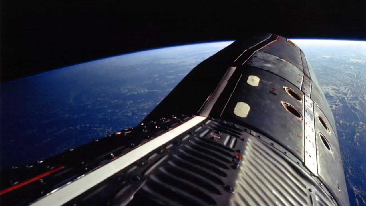 Úžasný výhled Buzze Aldrina při jízdě na Gemini XII s otevřeným poklopem