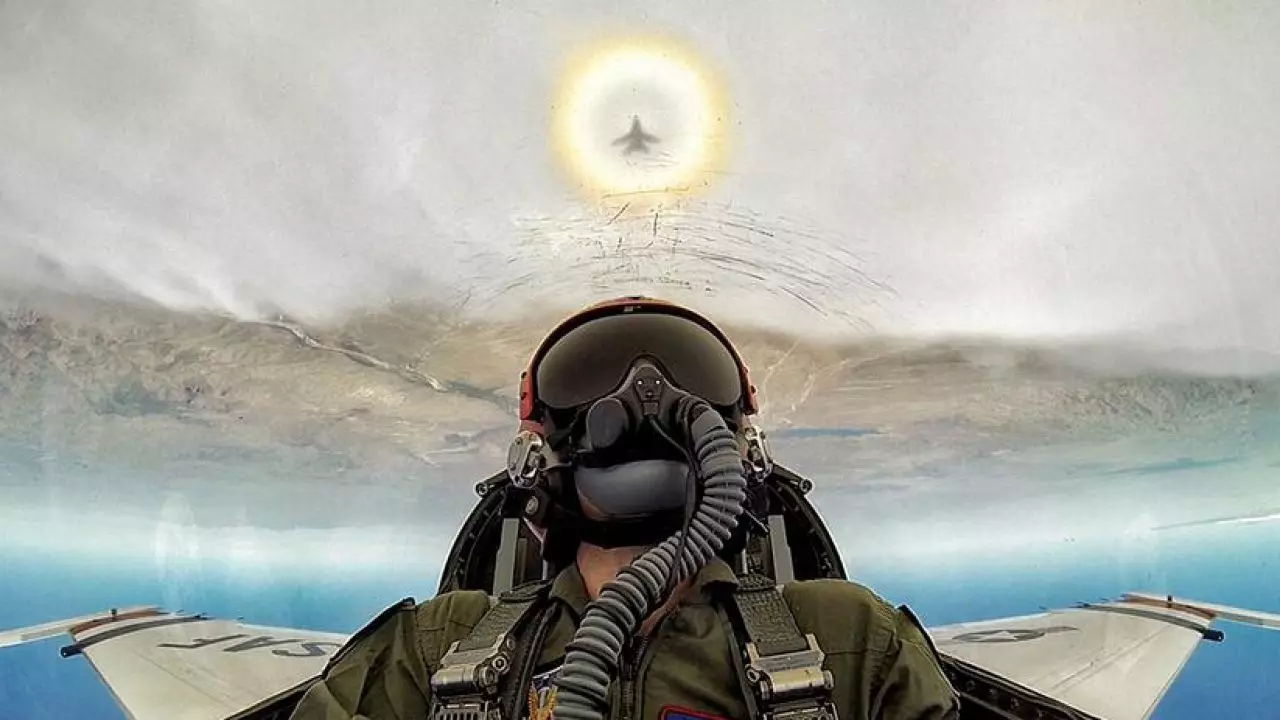 Fotograful surprinde un aureo minunat proiectat în spatele avionului său de luptă