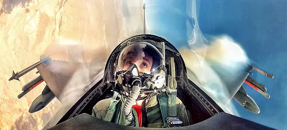 ဓာတ်ပုံဆရာသည် သူ၏ ဂျက်တိုက်လေယာဉ်နောက်ကွယ်မှ အံ့မခန်း Halo ကို ဖမ်းယူထားသည်။