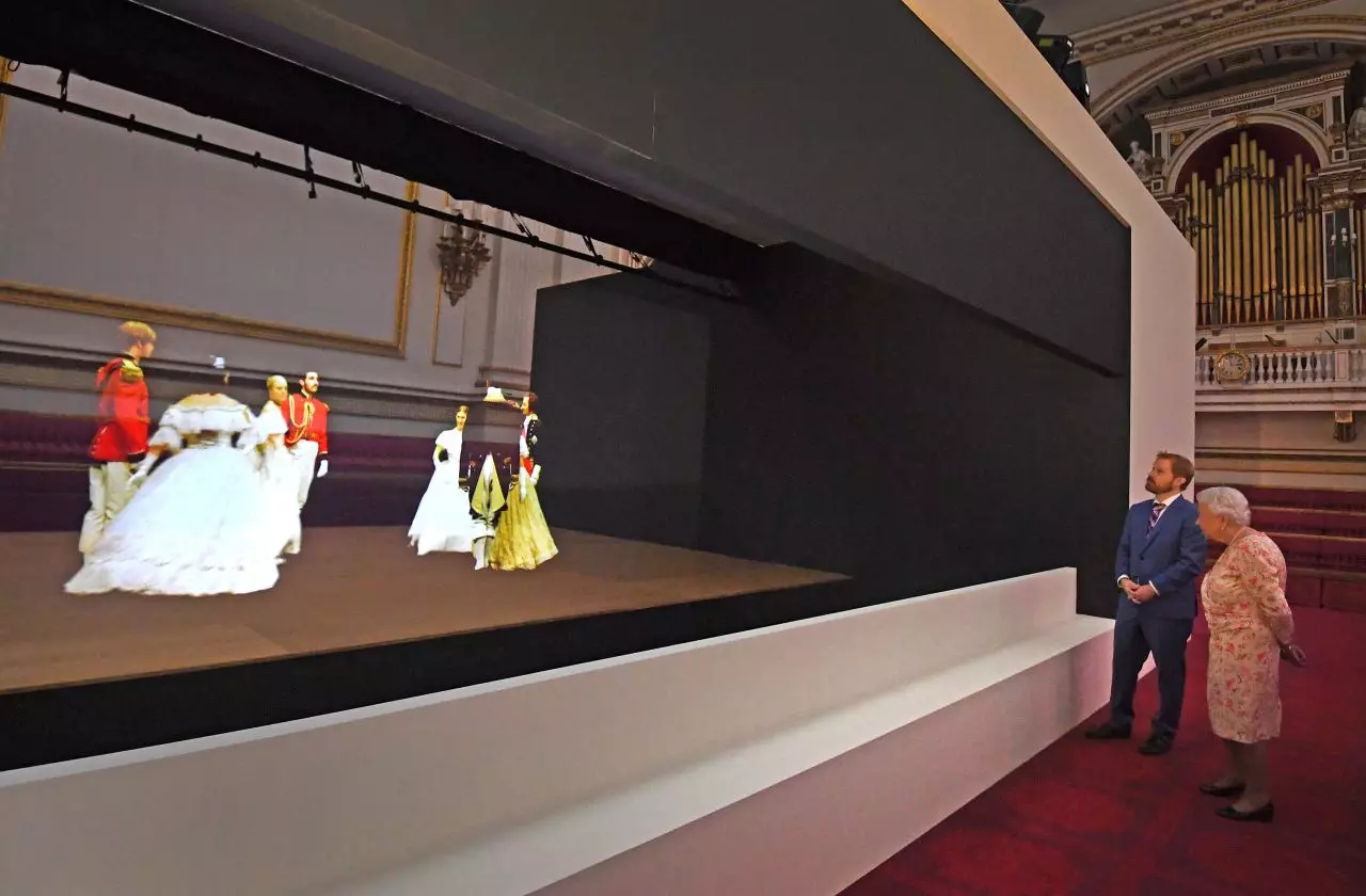 Königin Elizabeth II. Betrachtet eine viktorianische Illusionstechnik, bekannt als Pepper's Ghost of a Walzer, die beim Crimean Ball von 1856 im Ballsaal des Buckingham Palace als Teil der Ausstellung zum 200. Geburtstag von Königin Victoria für den Sommer getanzt wurde Eröffnung des Buckingham Palace in London am 17. Juli 2019.
