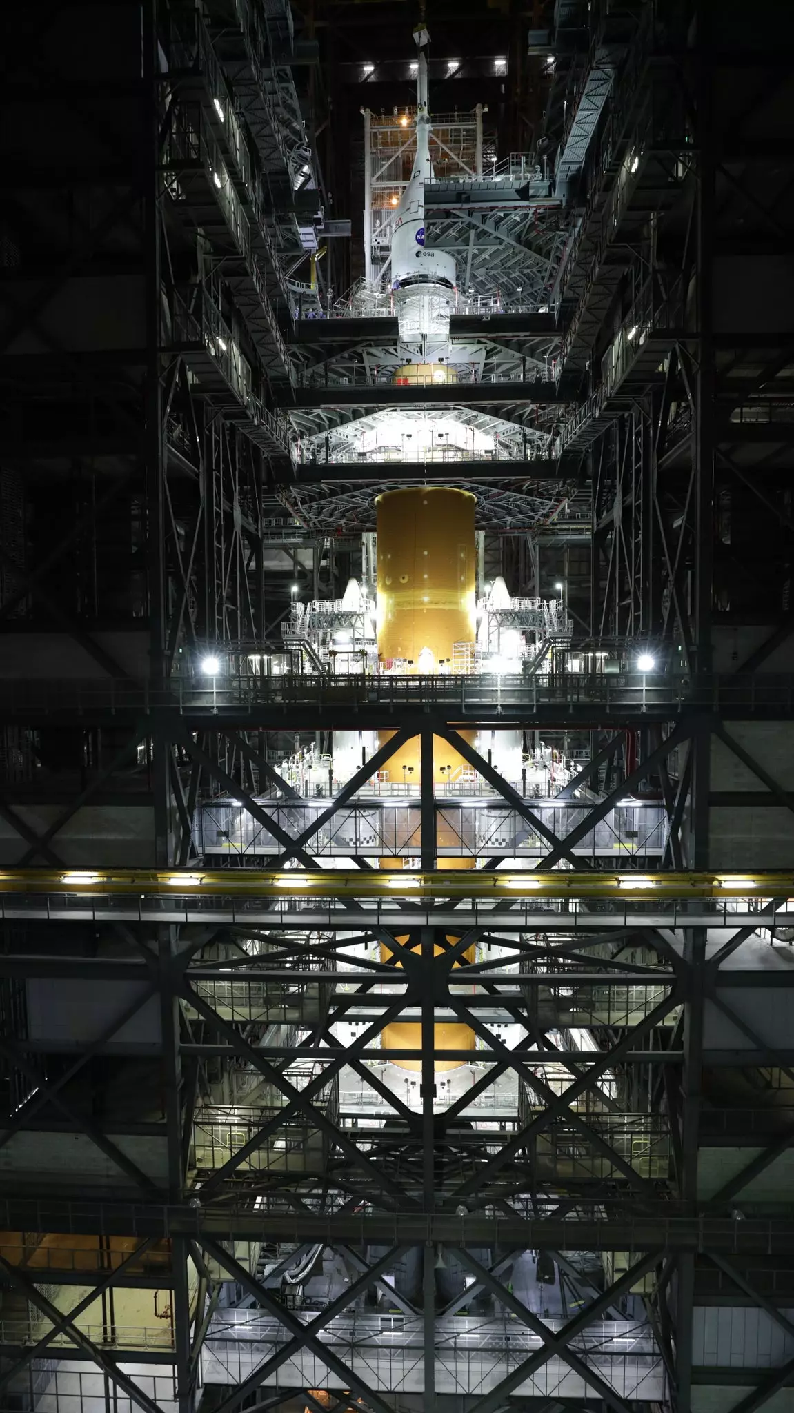 Den fullt stablede SLS-raketten, sett inne i NASAs Vehicle Assembly Building ved Kennedy Space Center i Florida. (Bilde: NASA)