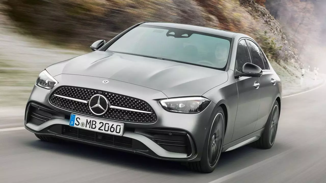 Awọn ọkọ ayọkẹlẹ Mercedes-Benz Yoo Kilọ fun Ara wọn Nipa Awọn iho, Yọọ Awọn Ọkọ Kere