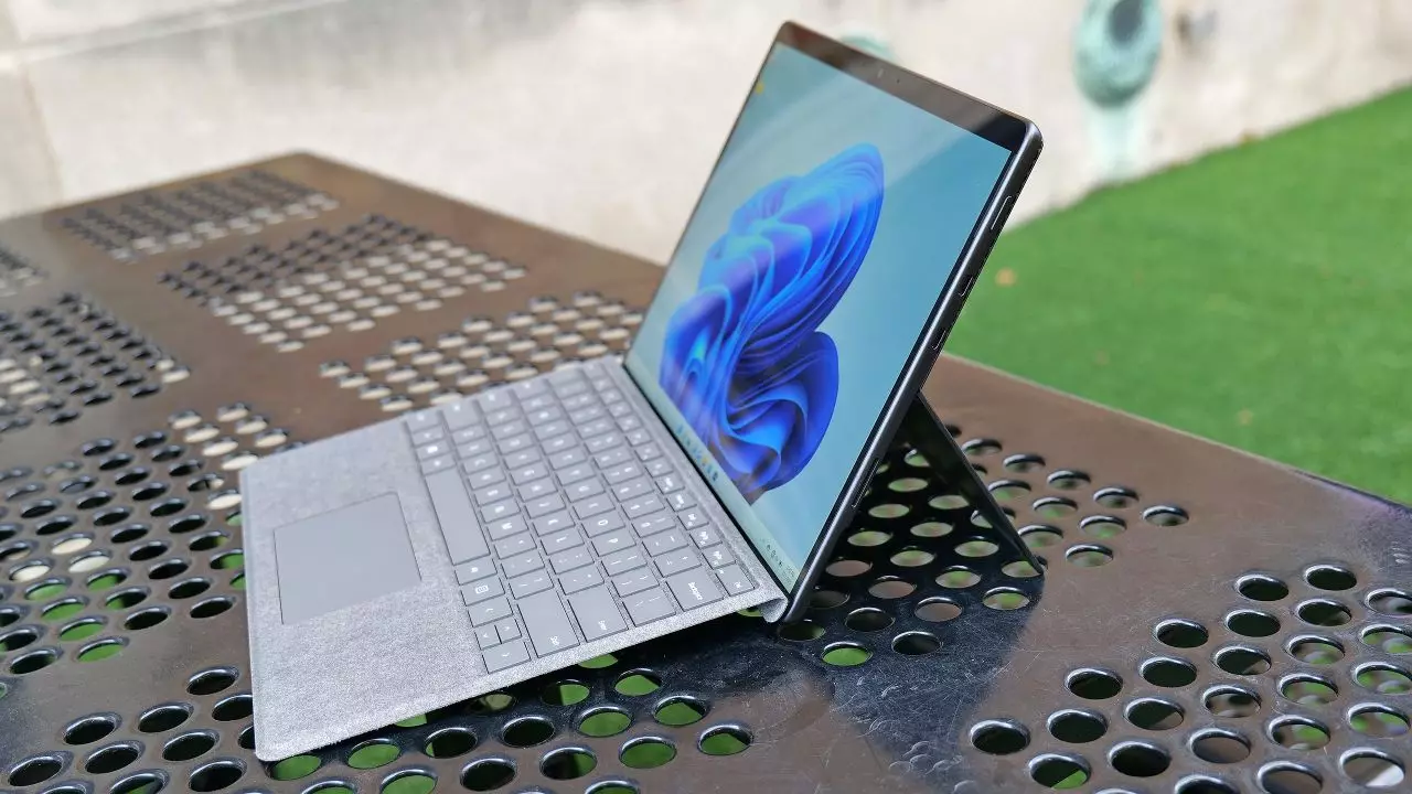 А справа ў вас ёсць два порта Thunderbolt 3 і магнітны порт Microsoft Surface Connect.
