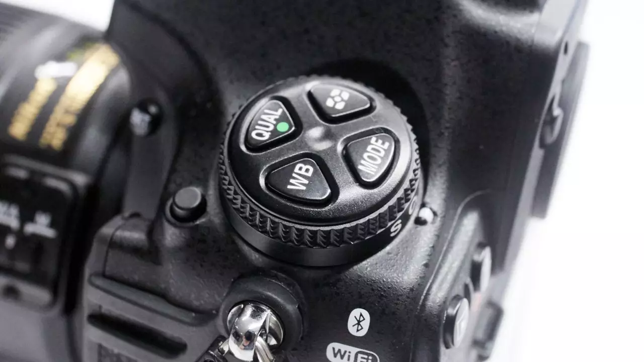 Nikon-ის D850 იპარავს სარკის გარეშე კამერის საუკეთესო მახასიათებლებს
