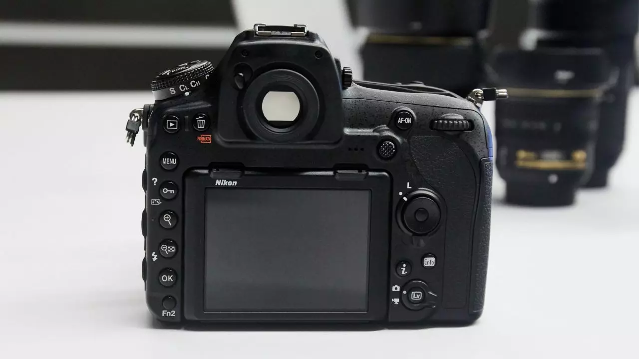 Nikoni D850 varastab mõned peeglita kaamera parimad omadused