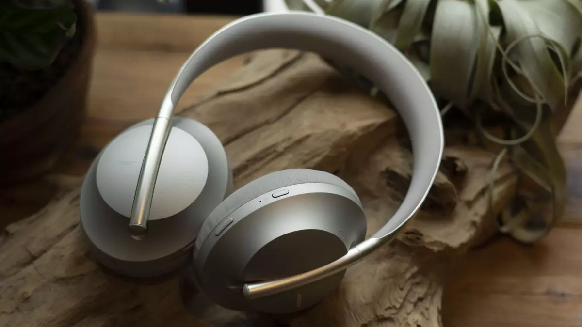Bose's Latest Headphones Tackle Frontier of Noise Cancelling, Tab sis Nws Puas Tsim Nyog Nyiaj Ntxiv?