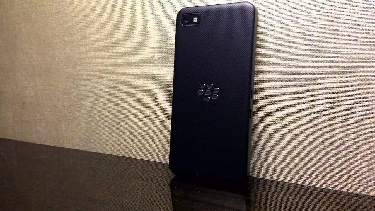 BlackBerry Z10 Tes-On: Nws zoo li lub xov tooj smartphone, tsuas yog Civilized