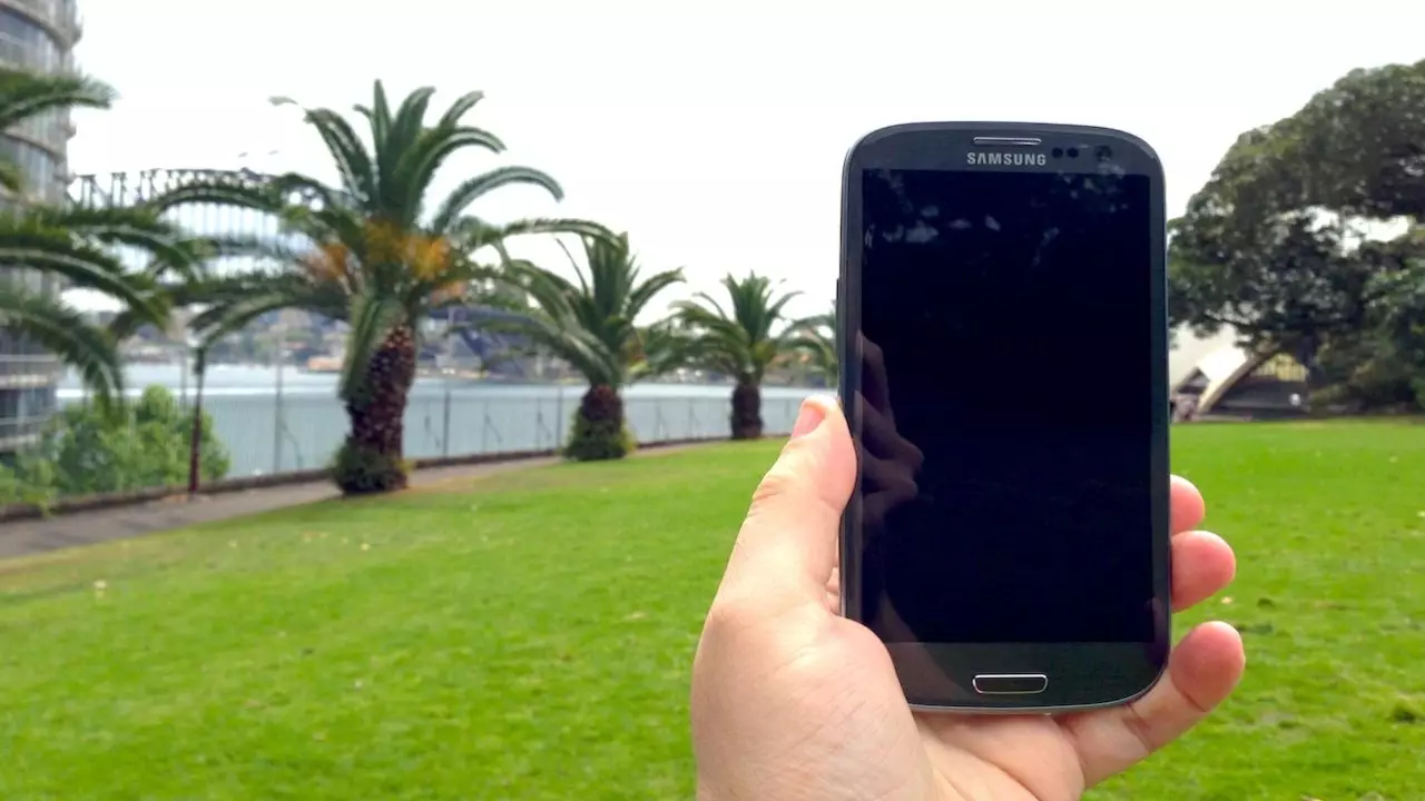 Samsung Galaxy S III 4G Review: Better let as nea
