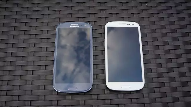 Шарҳи Samsung Galaxy S III: One X Spot-ро нишон медиҳад