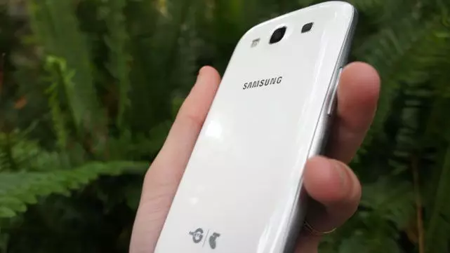 Шарҳи Samsung Galaxy S III: One X Spot-ро нишон медиҳад