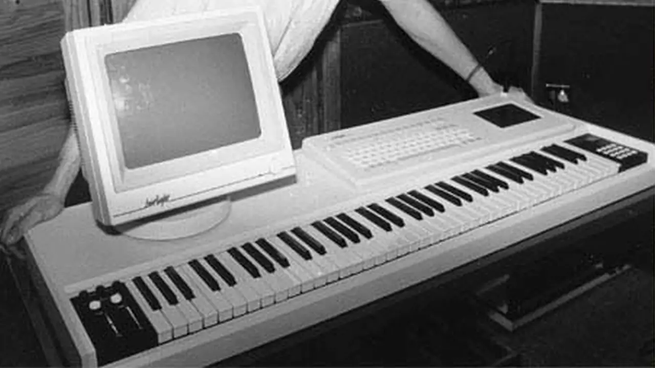 Del TR-808 al Moog: los sintetizadores y cajas de ritmos que cambiaron la música