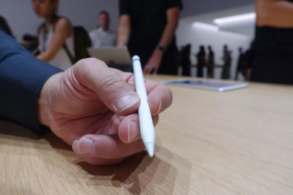 Apple iPad Pro + Apple Pencil: Tangan Aussie