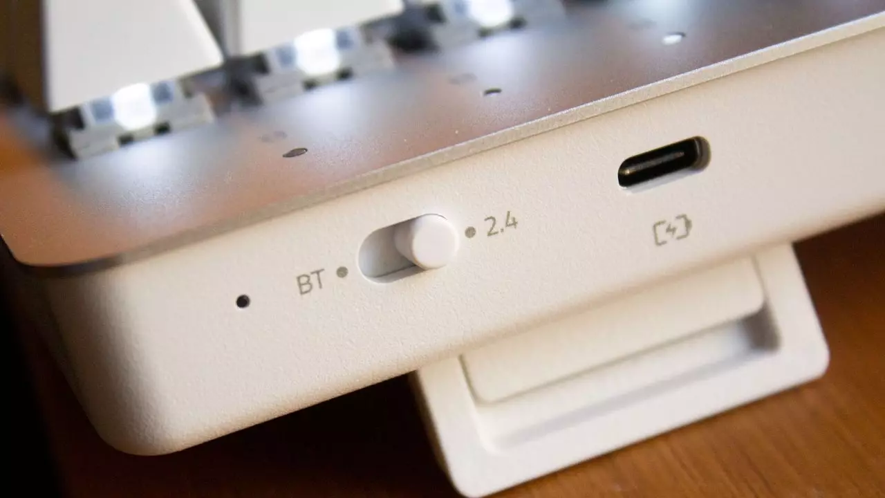Anda dapat beralih antara Bluetooth dan wifi, dan mengisi daya melalui USB-C. Juga kickstand kecil untuk sudut yang lebih baik.