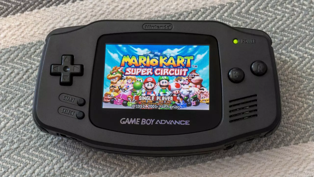 Cluiche saincheaptha Game Boy Advance cruthaithe ag Retro Modding.