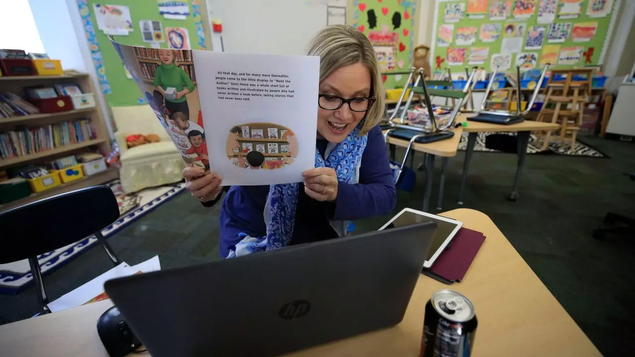 Џоан Колинс Брок, наставничка во второ одделение во училиштето Свети Френсис (Гошен), предава онлајн во нејзината празна училница на 15 април 2020 година, во Гошен, Киј.