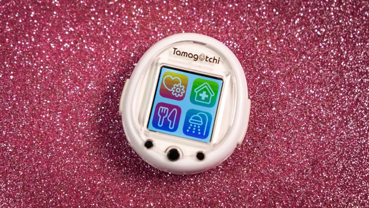 För att välja ett menyalternativ på Tamagotchi Smart trycker du på hörnet med alternativet istället för att gå igenom dem med de fysiska knapparna.