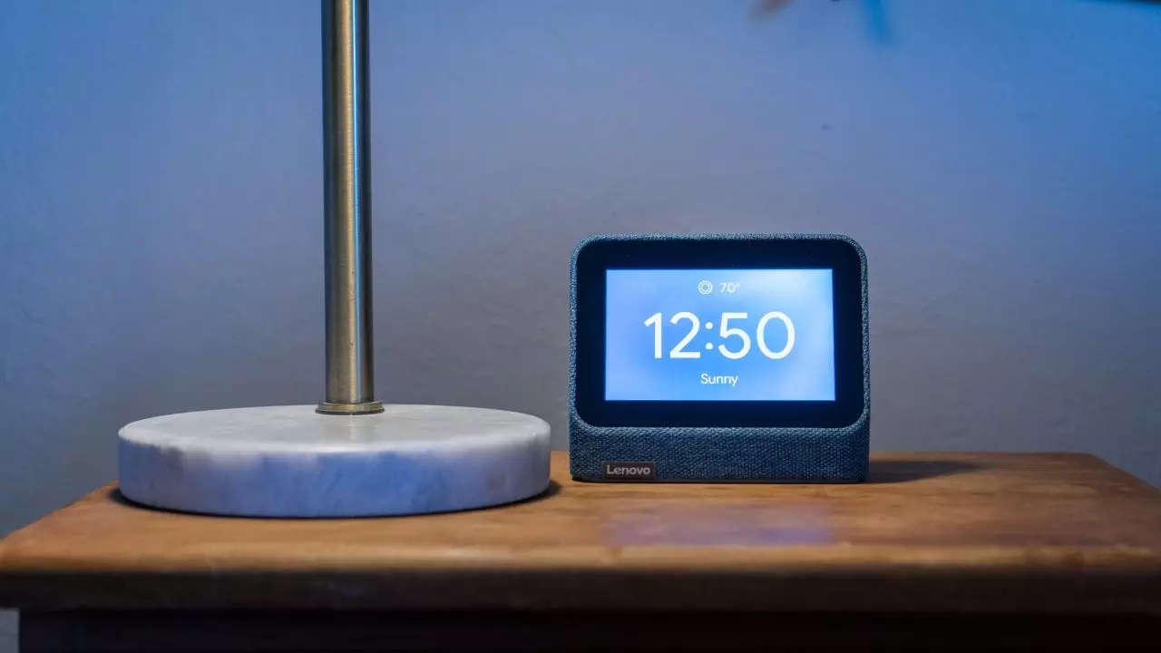 “Lenovo Smart Clock 2” islendik ýatylýan otagyň fonunda garyşýar.