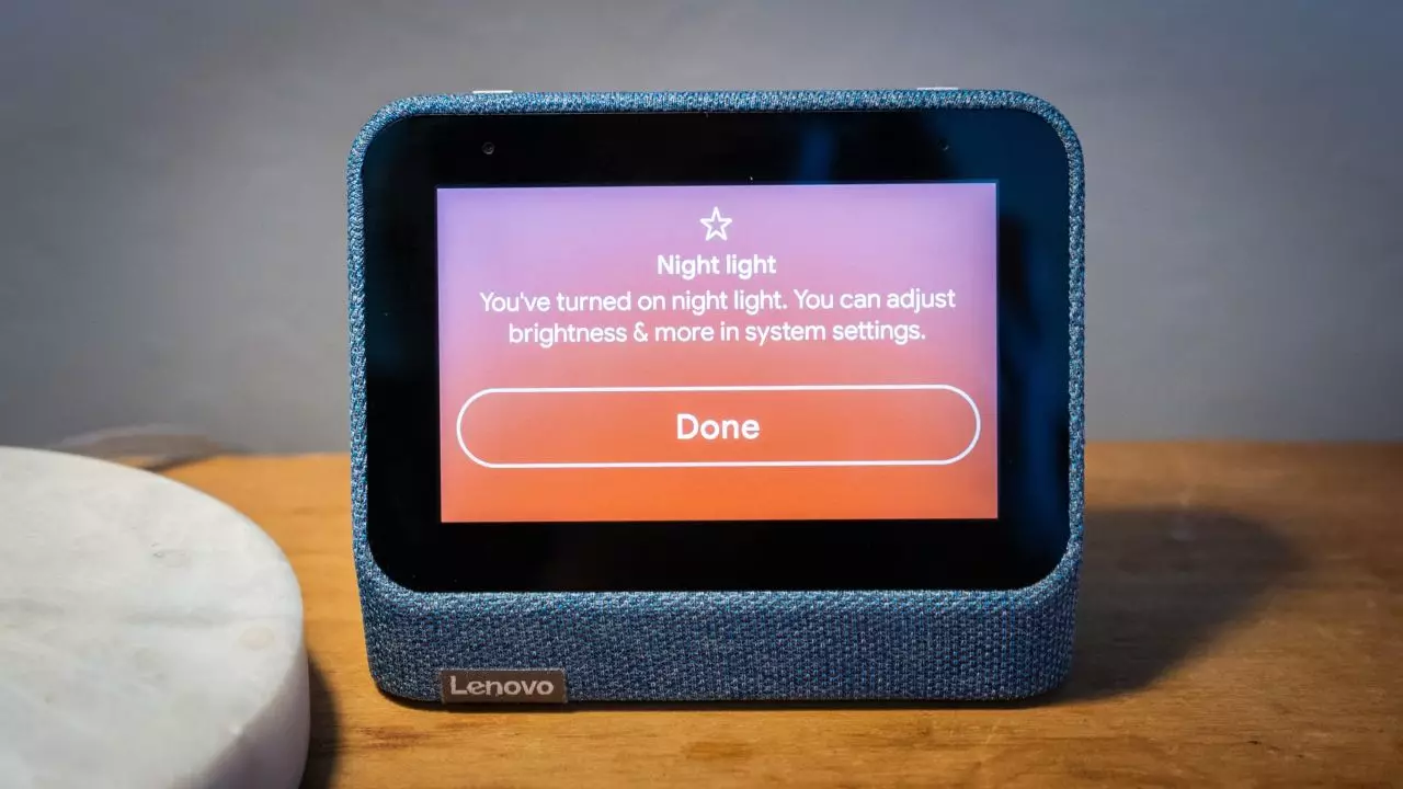 O Lenovo Smart Clock 2 ten unha función de luz nocturna, que ilumina a pantalla para que poidas atopar a túa posición na escuridade.