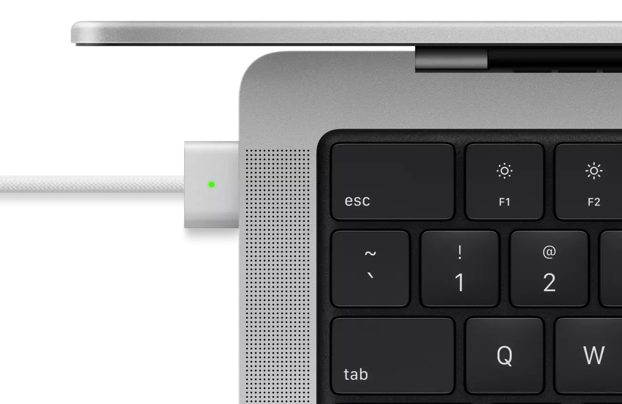 सालों से, Apple ने हमें एक ऐसा चार्जर दिया है जो यदि आप केबल पर बहुत अधिक जोर लगाते हैं तो चुंबकीय रूप से डिस्कनेक्ट हो जाएगा। जब मैं केबल पर यात्रा करता हूं तो मैं बस इस बात पर जोर नहीं दे सकता कि इसने मुझे कितनी बार अपने मैकबुक को पूरे कमरे में उड़ने से बचाया है। लेकिन 2016 के बड़े रीडिज़ाइन के दौरान, USB-C चार्जर के लिए इसका कारोबार किया गया था। उह।